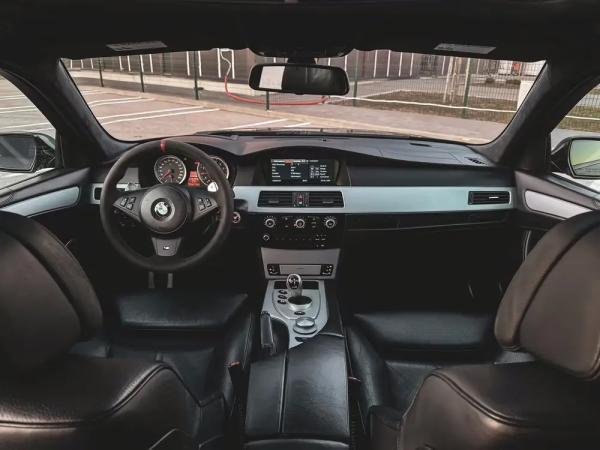 Black BMW M5 2008 in Riga, with an engine capacity of 5.00 L and mileage of 250 thousand km for 25000 €, photo 9 on AUTOMOTO.COM.LV