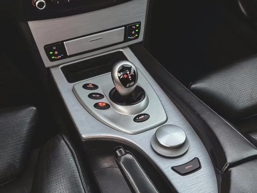 Black BMW M5 2008 in Riga, with an engine capacity of 5.00 L and mileage of 250 thousand km for 25000 €, photo 11 on AUTOMOTO.COM.LV
