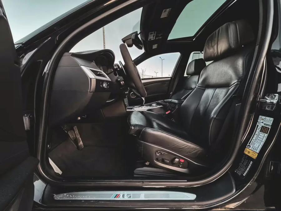 Black BMW M5 2008 in Riga, with an engine capacity of 5.00 L and mileage of 250 thousand km for 25000 €, photo 12 on AUTOMOTO.COM.LV