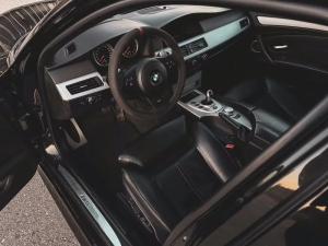 Black BMW M5 2008 in Riga, with an engine capacity of 5.00 L and mileage of 250 thousand km for 25000 €, photo 18 on AUTOMOTO.COM.LV