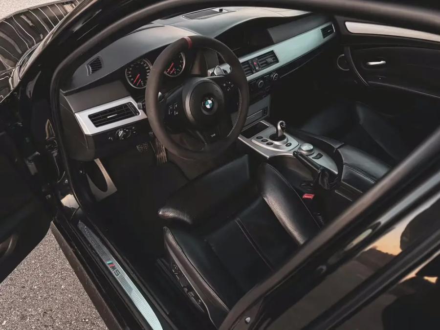 Black BMW M5 2008 in Riga, with an engine capacity of 5.00 L and mileage of 250 thousand km for 25000 €, photo 18 on AUTOMOTO.COM.LV