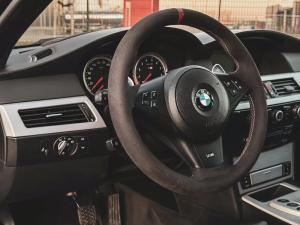 Black BMW M5 2008 in Riga, with an engine capacity of 5.00 L and mileage of 250 thousand km for 25000 €, photo 19 on AUTOMOTO.COM.LV