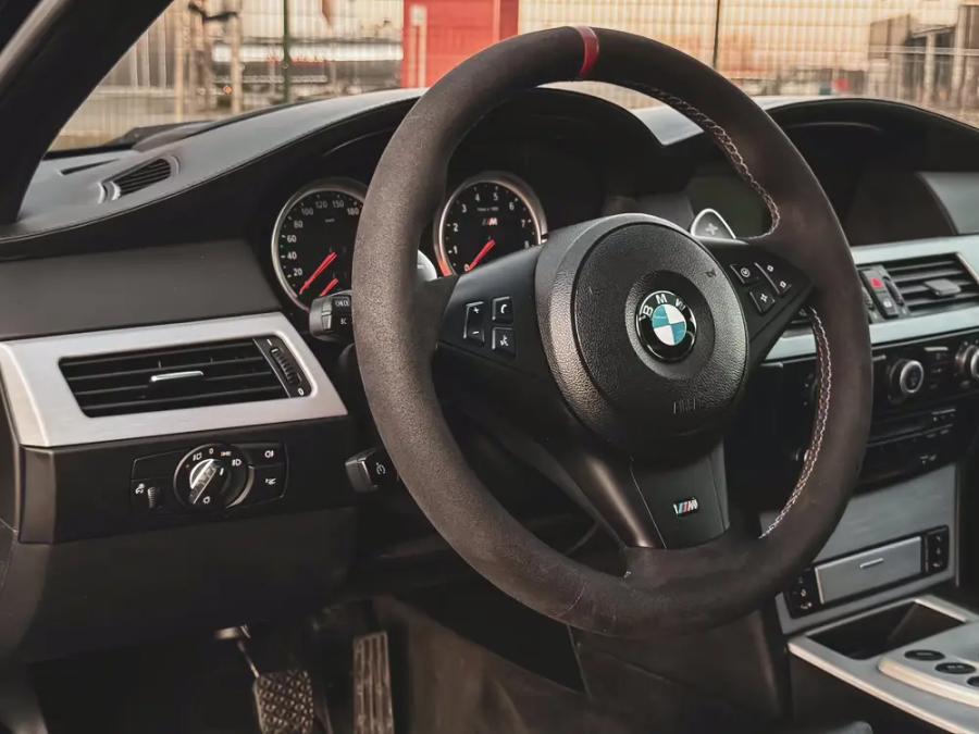 Black BMW M5 2008 in Riga, with an engine capacity of 5.00 L and mileage of 250 thousand km for 25000 €, photo 19 on AUTOMOTO.COM.LV