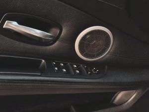 Black BMW M5 2008 in Riga, with an engine capacity of 5.00 L and mileage of 250 thousand km for 25000 €, photo 20 on AUTOMOTO.COM.LV