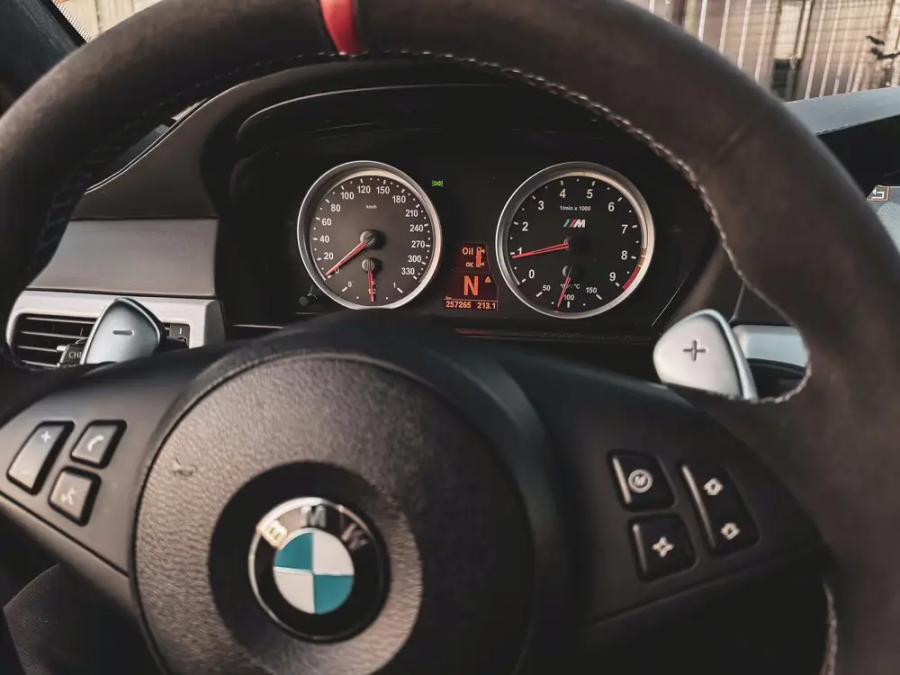 Black BMW M5 2008 in Riga, with an engine capacity of 5.00 L and mileage of 250 thousand km for 25000 €, photo 21 on AUTOMOTO.COM.LV