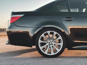 Black BMW M5 2008 in Riga, with an engine capacity of 5.00 L and mileage of 250 thousand km for 25000 €, photo 25 on AUTOMOTO.COM.LV