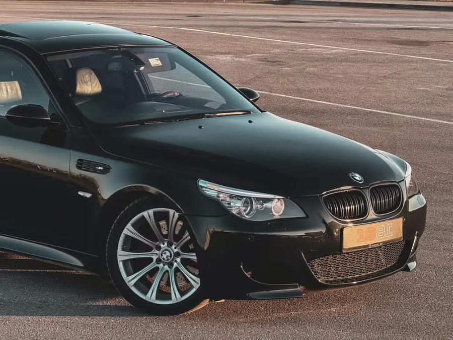Black BMW M5 2008 in Riga, with an engine capacity of 5.00 L and mileage of 250 thousand km for 25000 €, photo 26 on AUTOMOTO.COM.LV