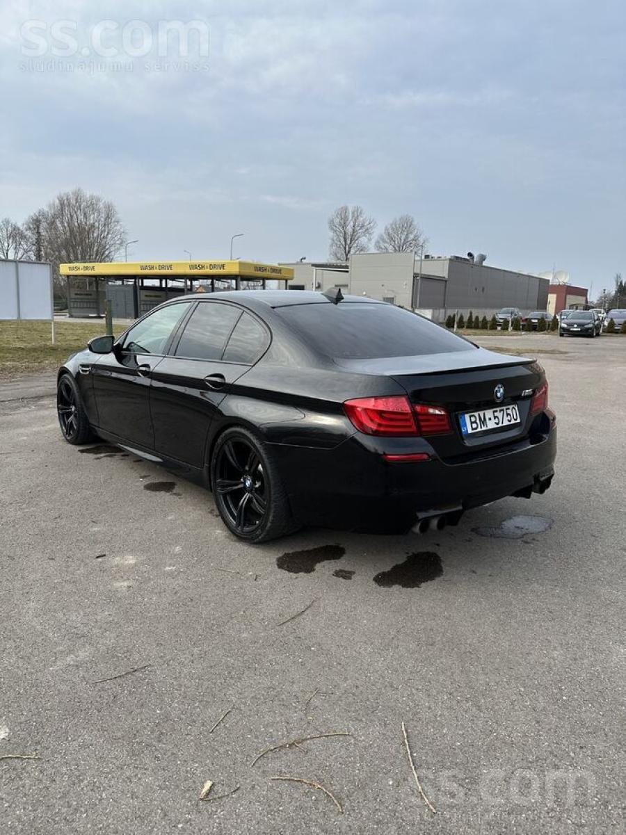 Melns BMW M5 2011 Liepāja, ar dzinēja tilpumu 4.40 L un nobraukumu 288 tūkst. km par 24500 €, foto 4 vietnē AUTOMOTO.COM.LV