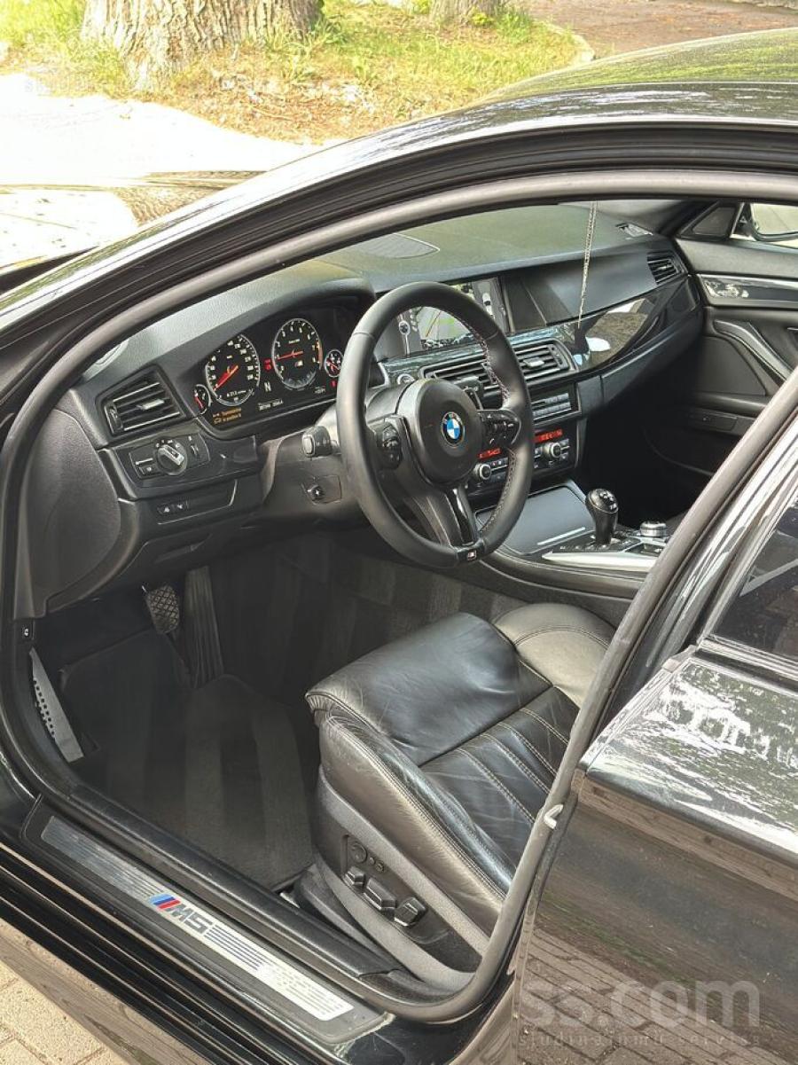 Melns BMW M5 2011 Liepāja, ar dzinēja tilpumu 4.40 L un nobraukumu 288 tūkst. km par 24500 €, foto 6 vietnē AUTOMOTO.COM.LV