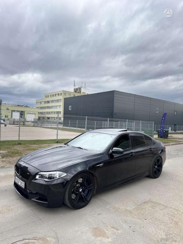 Black BMW M5 2013 in Vilnius, with an engine capacity of 4.40 L and mileage of 99 thousand km for 27000 €, photo 2 on AUTOMOTO.COM.LV