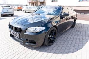Black BMW M5 2013 in Riga, with an engine capacity of 4.40 L and mileage of 285 thousand km for 26900 €, photo 4 on AUTOMOTO.COM.LV