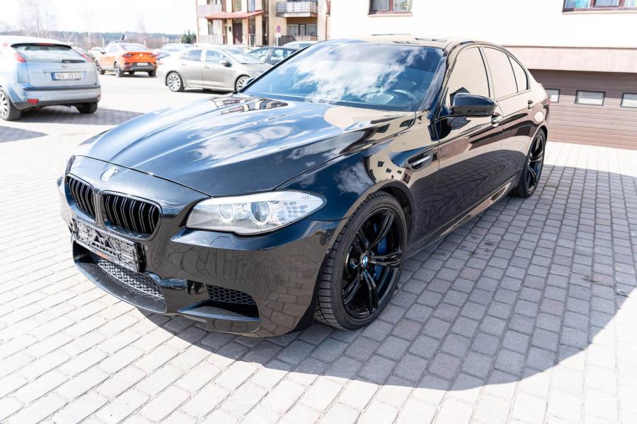 Black BMW M5 2013 in Riga, with an engine capacity of 4.40 L and mileage of 285 thousand km for 26900 €, photo 4 on AUTOMOTO.COM.LV