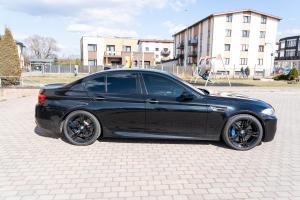Black BMW M5 2013 in Riga, with an engine capacity of 4.40 L and mileage of 285 thousand km for 26900 €, photo 5 on AUTOMOTO.COM.LV