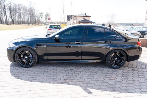 Black BMW M5 2013 in Riga, with an engine capacity of 4.40 L and mileage of 285 thousand km for 26900 €, photo 5 on AUTOMOTO.COM.LV