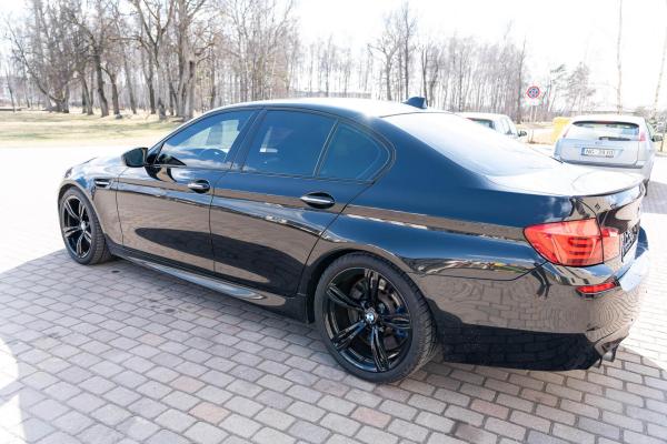 Black BMW M5 2013 in Riga, with an engine capacity of 4.40 L and mileage of 285 thousand km for 26900 €, photo 6 on AUTOMOTO.COM.LV