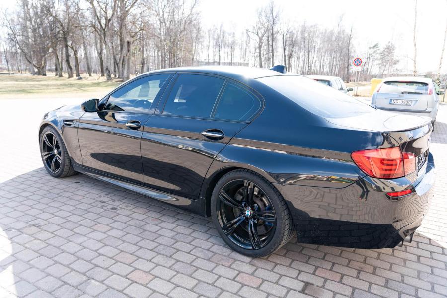 Black BMW M5 2013 in Riga, with an engine capacity of 4.40 L and mileage of 285 thousand km for 26900 €, photo 7 on AUTOMOTO.COM.LV