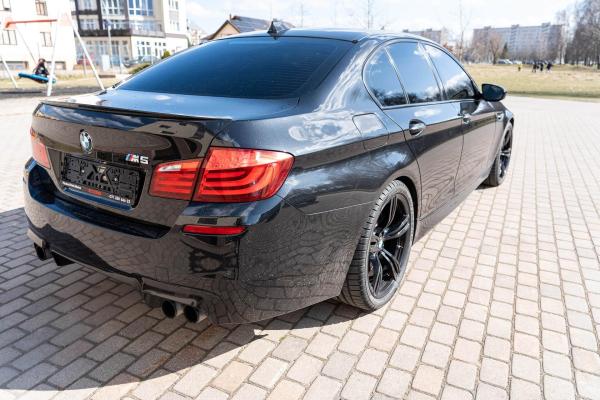 Black BMW M5 2013 in Riga, with an engine capacity of 4.40 L and mileage of 285 thousand km for 26900 €, photo 7 on AUTOMOTO.COM.LV