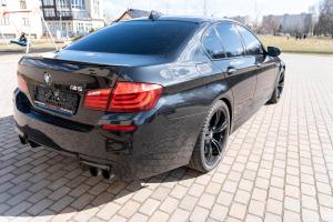 Black BMW M5 2013 in Riga, with an engine capacity of 4.40 L and mileage of 285 thousand km for 26900 €, photo 8 on AUTOMOTO.COM.LV