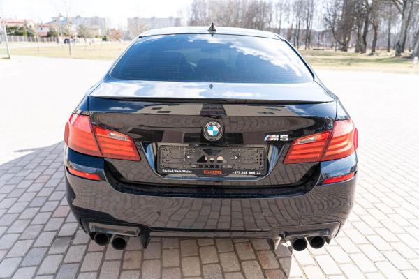 Black BMW M5 2013 in Riga, with an engine capacity of 4.40 L and mileage of 285 thousand km for 26900 €, photo 8 on AUTOMOTO.COM.LV