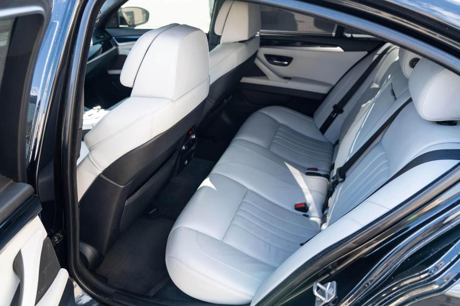 Black BMW M5 2013 in Riga, with an engine capacity of 4.40 L and mileage of 285 thousand km for 26900 €, photo 11 on AUTOMOTO.COM.LV