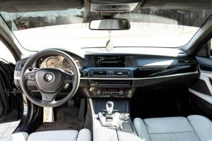 Black BMW M5 2013 in Riga, with an engine capacity of 4.40 L and mileage of 285 thousand km for 26900 €, photo 12 on AUTOMOTO.COM.LV