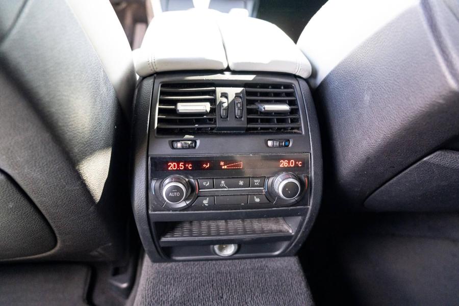 Black BMW M5 2013 in Riga, with an engine capacity of 4.40 L and mileage of 285 thousand km for 26900 €, photo 13 on AUTOMOTO.COM.LV