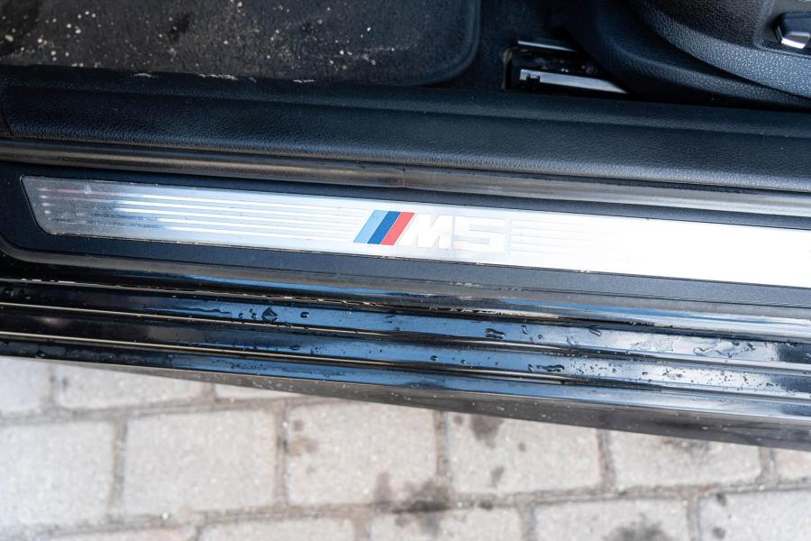 Black BMW M5 2013 in Riga, with an engine capacity of 4.40 L and mileage of 285 thousand km for 26900 €, photo 14 on AUTOMOTO.COM.LV