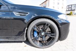Black BMW M5 2013 in Riga, with an engine capacity of 4.40 L and mileage of 285 thousand km for 26900 €, photo 16 on AUTOMOTO.COM.LV