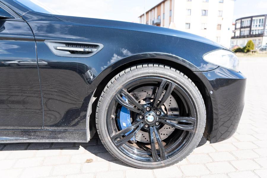 Black BMW M5 2013 in Riga, with an engine capacity of 4.40 L and mileage of 285 thousand km for 26900 €, photo 16 on AUTOMOTO.COM.LV
