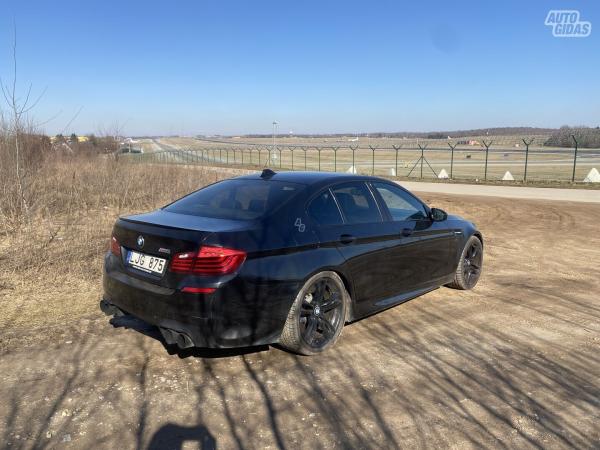 Melns BMW M5 2014 Viļņa, ar dzinēja tilpumu 4.40 L un nobraukumu 96 tūkst. km par 40000 €, foto 4 vietnē AUTOMOTO.COM.LV