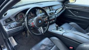 Black BMW M5 2014 in Ukmerge, with an engine capacity of 4.40 L and mileage of 148 thousand km for 24500 €, photo 10 on AUTOMOTO.COM.LV