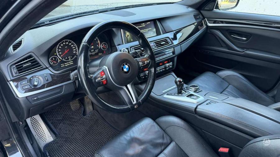 Black BMW M5 2014 in Ukmerge, with an engine capacity of 4.40 L and mileage of 148 thousand km for 24500 €, photo 10 on AUTOMOTO.COM.LV