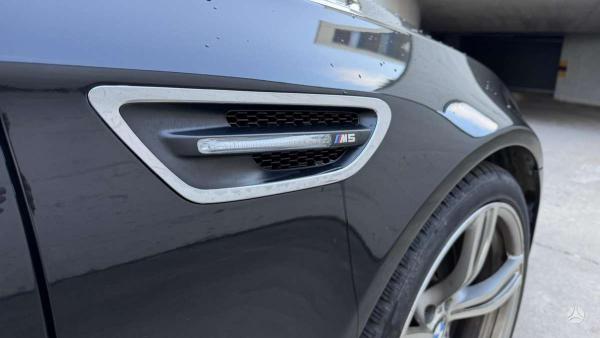 Black BMW M5 2014 in Ukmerge, with an engine capacity of 4.40 L and mileage of 148 thousand km for 24500 €, photo 3 on AUTOMOTO.COM.LV