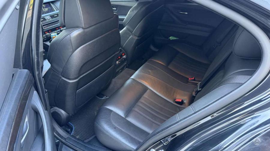 Black BMW M5 2014 in Ukmerge, with an engine capacity of 4.40 L and mileage of 148 thousand km for 24500 €, photo 8 on AUTOMOTO.COM.LV