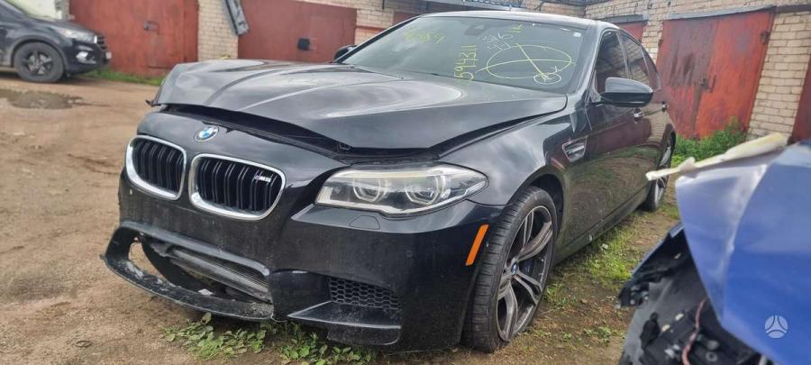 Black BMW M5 2015 in Vilnius, with an engine capacity of 4.40 L and mileage of 203 thousand km for 15900 €, photo 1 on AUTOMOTO.COM.LV
