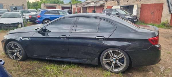 Black BMW M5 2015 in Vilnius, with an engine capacity of 4.40 L and mileage of 203 thousand km for 15900 €, photo 7 on AUTOMOTO.COM.LV