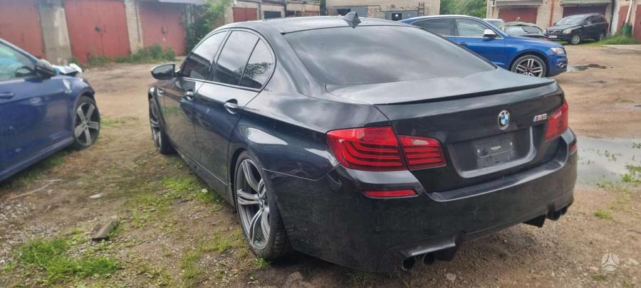 Black BMW M5 2015 in Vilnius, with an engine capacity of 4.40 L and mileage of 203 thousand km for 15800 €, photo 3 on AUTOMOTO.COM.LV