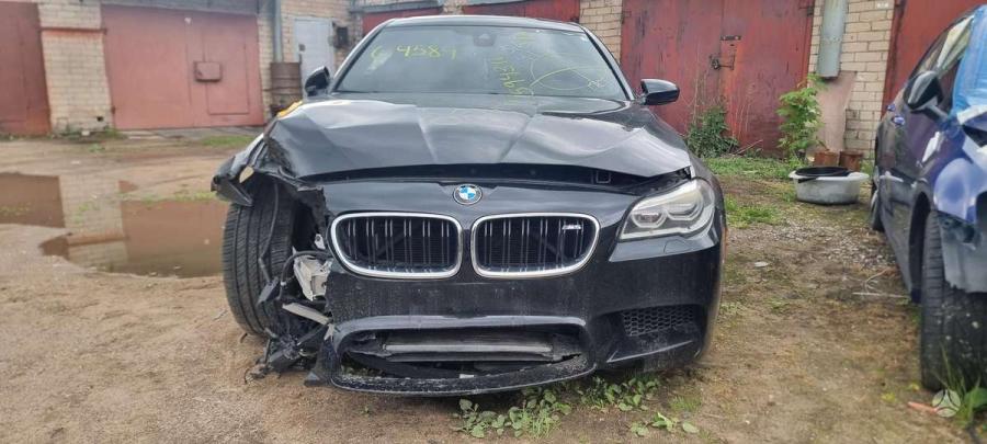 Black BMW M5 2015 in Vilnius, with an engine capacity of 4.40 L and mileage of 203 thousand km for 15800 €, photo 5 on AUTOMOTO.COM.LV