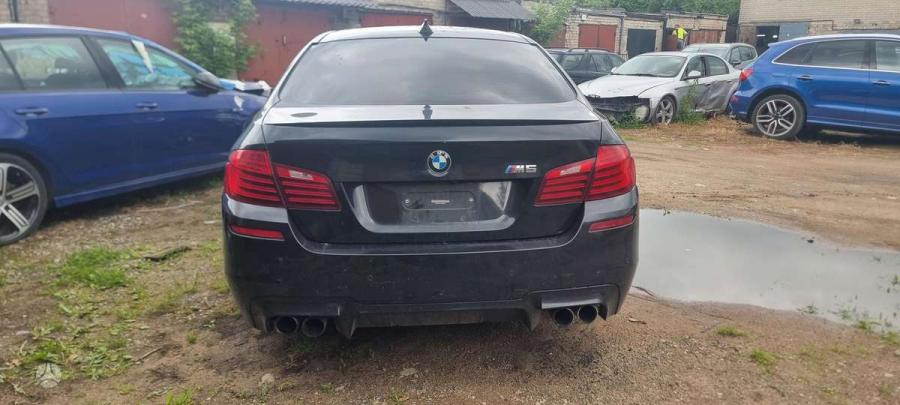 Black BMW M5 2015 in Vilnius, with an engine capacity of 4.40 L and mileage of 203 thousand km for 15800 €, photo 7 on AUTOMOTO.COM.LV