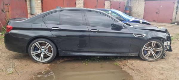 Black BMW M5 2015 in Vilnius, with an engine capacity of 4.40 L and mileage of 203 thousand km for 15800 €, photo 8 on AUTOMOTO.COM.LV