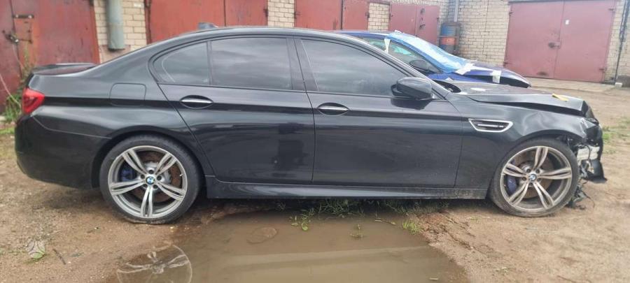 Black BMW M5 2015 in Vilnius, with an engine capacity of 4.40 L and mileage of 203 thousand km for 15800 €, photo 9 on AUTOMOTO.COM.LV