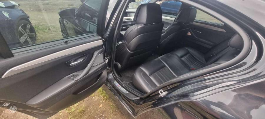 Black BMW M5 2015 in Vilnius, with an engine capacity of 4.40 L and mileage of 203 thousand km for 15800 €, photo 17 on AUTOMOTO.COM.LV