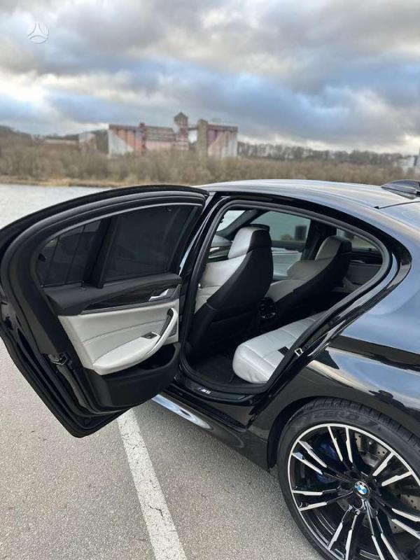 Black BMW M5 2018 in Kaunas, with an engine capacity of 4.40 L and mileage of 83 thousand km for 47500 €, photo 9 on AUTOMOTO.COM.LV