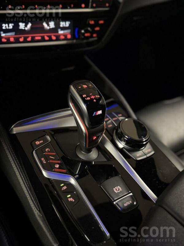 Black BMW M5 2018 in Riga, with an engine capacity of 4.40 L and mileage of 96 thousand km for 54200 €, photo 5 on AUTOMOTO.COM.LV