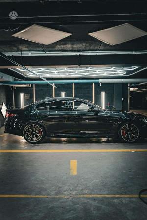 Melns BMW M5 2022 Kauņa, ar dzinēja tilpumu 4.40 L un nobraukumu 62 tūkst. km par 58600 €, foto 4 vietnē AUTOMOTO.COM.LV