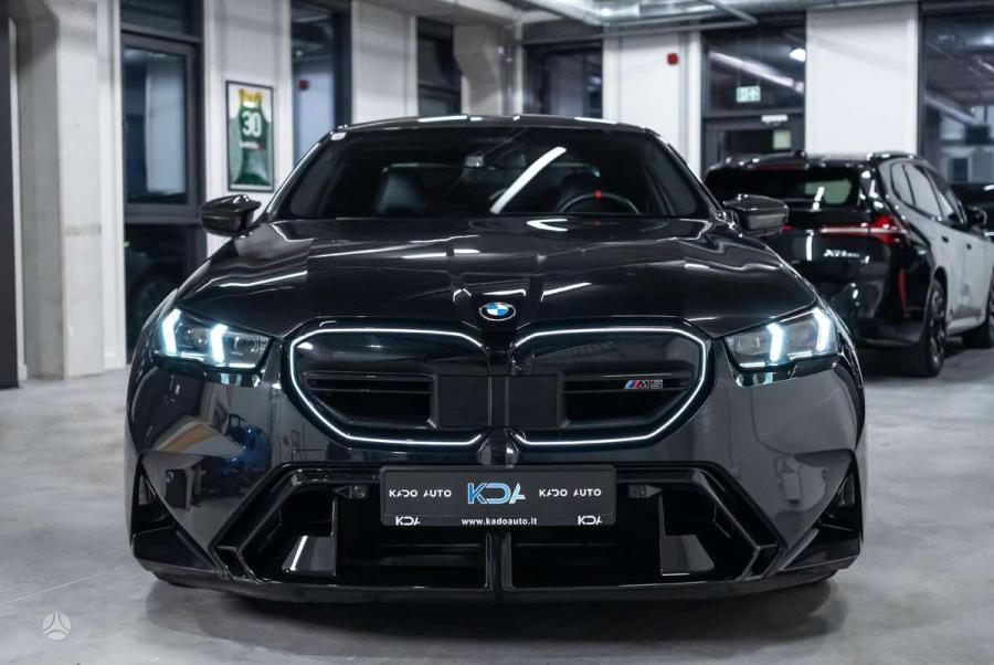 Black BMW M5 2024 in Marijampole, with an engine capacity of 4.40 L and mileage of 15 thousand km for 126950 €, photo 2 on AUTOMOTO.COM.LV