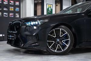Black BMW M5 2024 in Marijampole, with an engine capacity of 4.40 L and mileage of 15 thousand km for 126950 €, photo 4 on AUTOMOTO.COM.LV