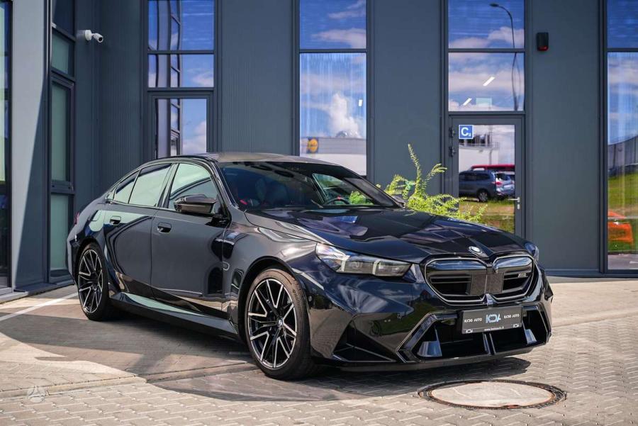 Black BMW M5 2024 in Kaunas, with an engine capacity of 4.40 L and mileage of 19 thousand km for 111450 €, photo 1 on AUTOMOTO.COM.LV
