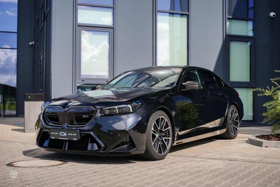Black BMW M5 2024 in Kaunas, with an engine capacity of 4.40 L and mileage of 19 thousand km for 111450 €, photo 3 on AUTOMOTO.COM.LV