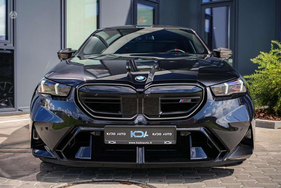 Black BMW M5 2024 in Kaunas, with an engine capacity of 4.40 L and mileage of 19 thousand km for 111450 €, photo 5 on AUTOMOTO.COM.LV